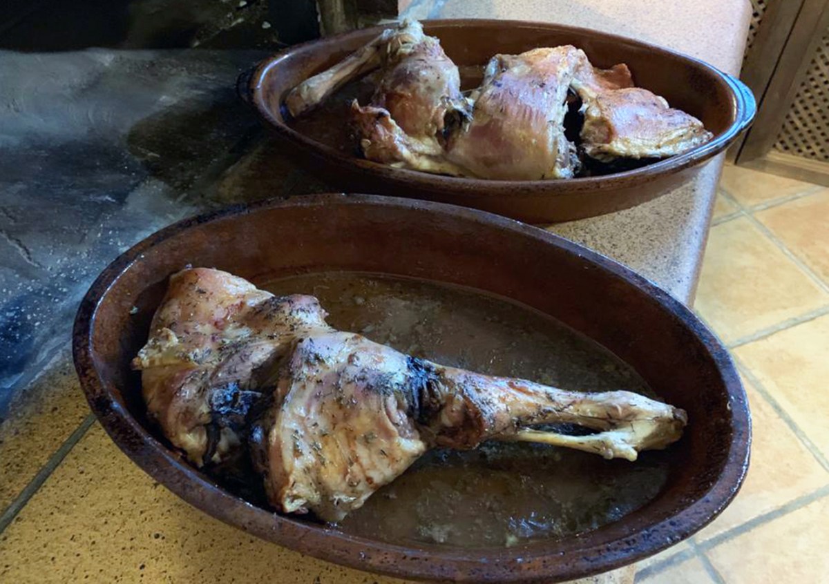 El lechazo, un manjar al horno de leña que se deshace en la boca