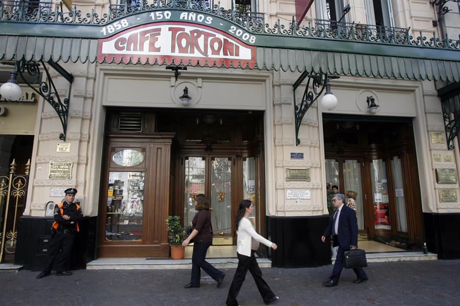 El Café Tortoni, emblema de Buenos Aires, sin uno de sus iconos por robo